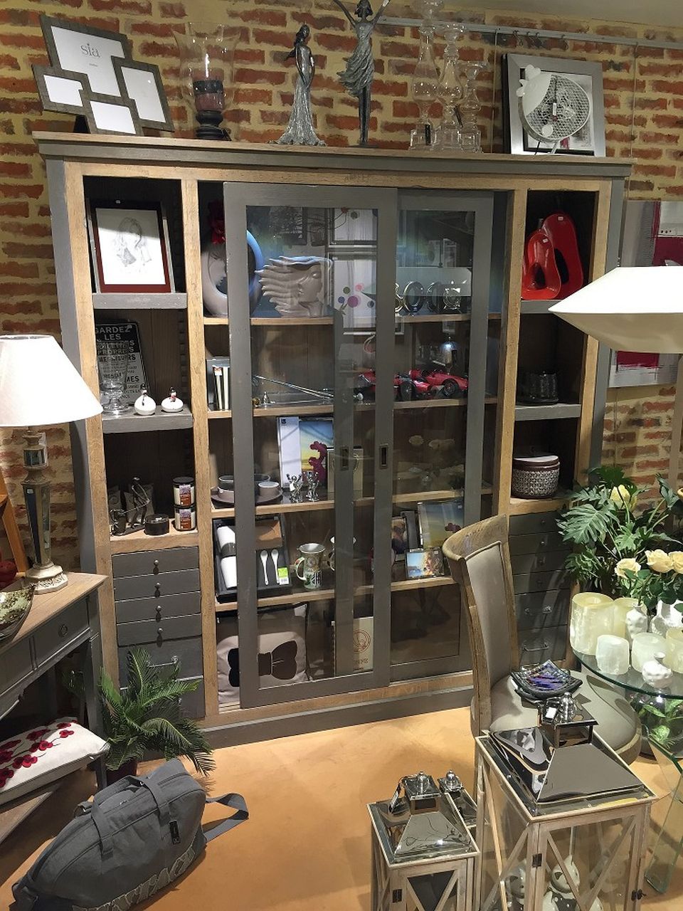 Bibliothèque moderne en bois massif à portes coulissantes